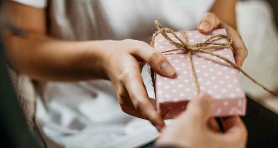 Wrapping Tips & Techniques To Make Your Gifts Stand Out - BlueSmartMia